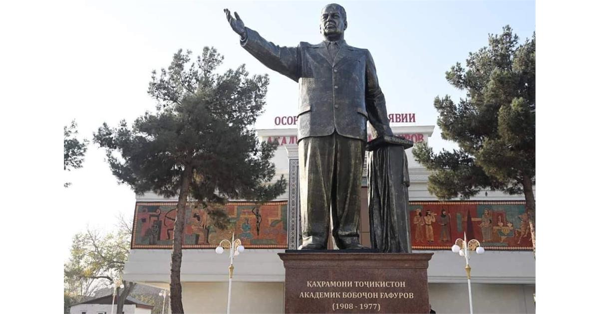The statue of Babajan Ghafuraf stood up in his hometown | EciEco